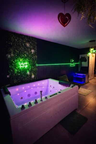 Ô Spa Privatif - Luxury Suite - Jacuzzi-sauna-netflix-fishspa-serviettes-peignoirs-sandales-cafe - Nivelles