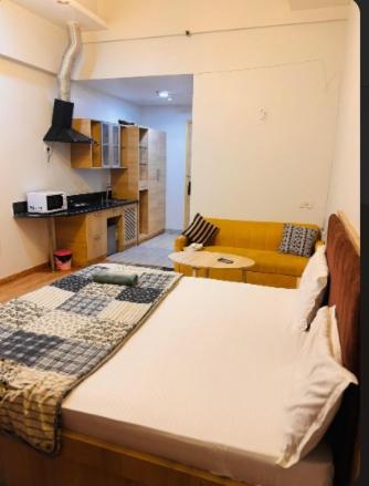Gaur Mall Luxury Studio Apartment - Ghumloo - Ghaziabad