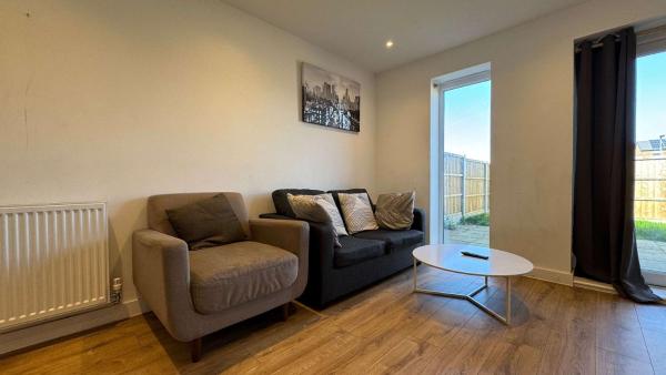 3 Bedrooms Close To City - Bolton