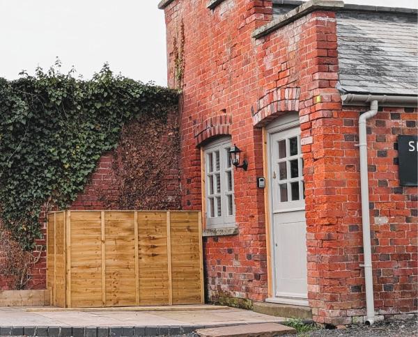 The Apple Store Cottage At Cefn Tilla - Usk