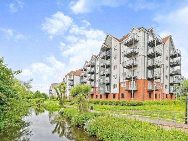 Canterbury Riverside Retreat - Balconies & Parking - Canterbury