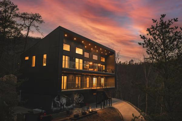 Specials! Ultra-modern Mountain Luxury, Hot Tub, Rumbling Bald Resort Access! - Lake Lure, NC