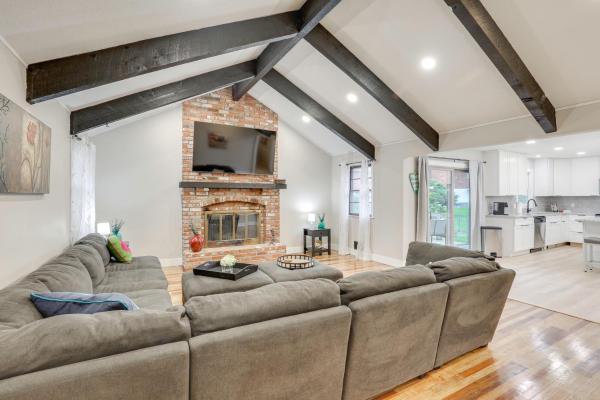13 Mi To Arrowhead: Family-friendly Home W/ Yard - Independence, MO