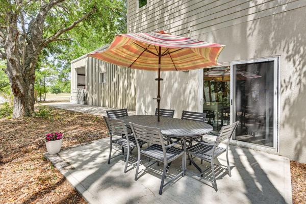 Home Office & Fire Pit! Stylish Lutz Townhouse - Wesley Chapel, FL