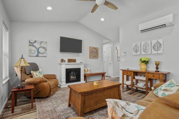 Stylish 2-story Getaway On Keizer's Quiet Outskirt - Seven Springs Vineyard, Salem