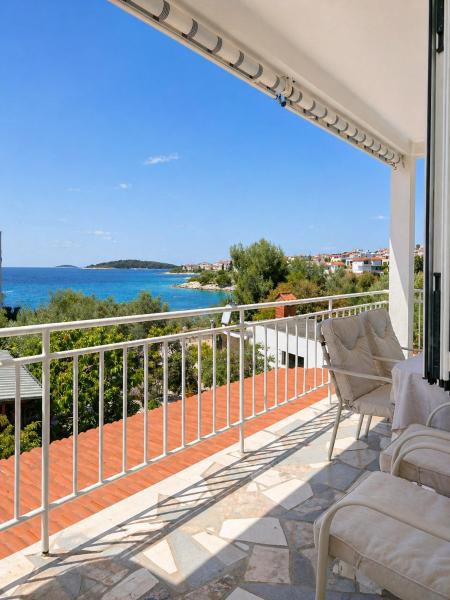 Beachfront Apartment With Direct Access To Lozica Beach - Primošten