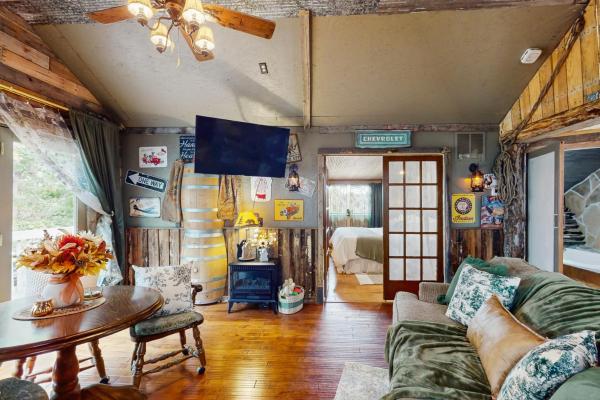 Walk To Trails & Fishing Spots! Lake Ozark Escape - United States