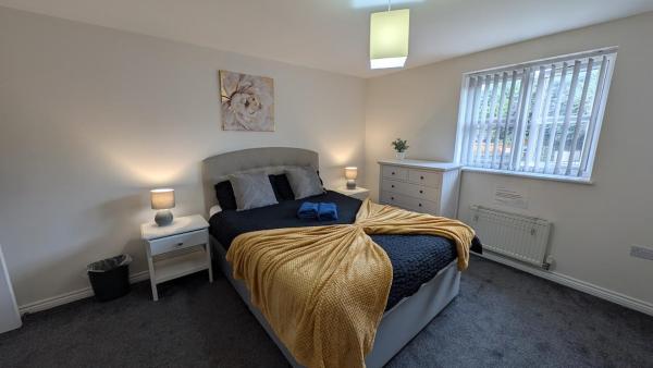 Large Modern House With Private Parking - Rotherham, UK