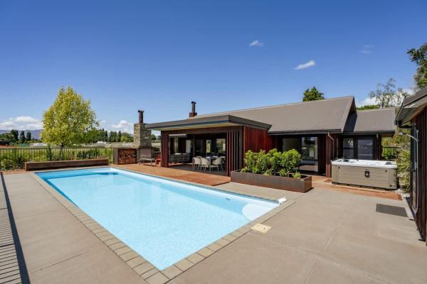 The Wanaka Luxe Pool House - Sleeps 10 - Luggate