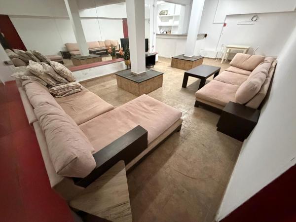 Empty Hall Space With Kitchen Bar & 2 Bathrooms - No Beds, No Bedrooms, No Hot Water, Not Suitable For Living Accommodation - Bulgarien
