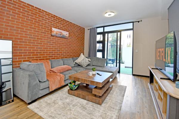 Modern Executive Brick Loft - Steps To Rosebank Mall ,The Zone And Gautrain Station-self Check In - Johannesburg