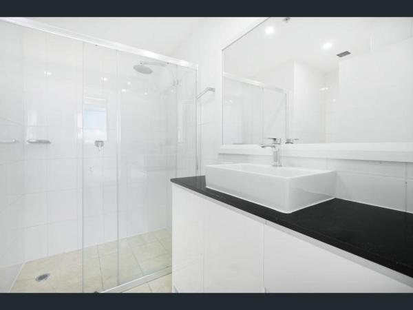 Spacious Unit Big Balcony Water Views - Surry Hills