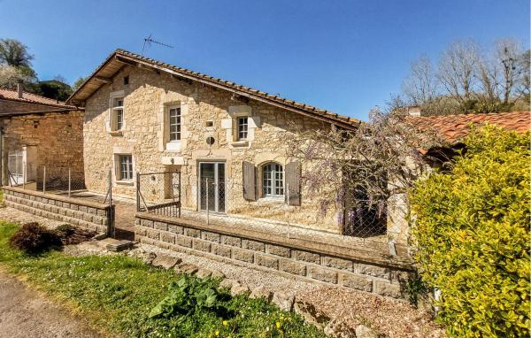 Nice Home In Cellefrouin With Wifi - Saint-Claud