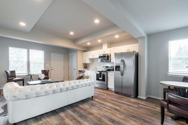 Modern 1br Condo With Bay Views Walk To Dome Ac Parking Included - Puyallup, WA