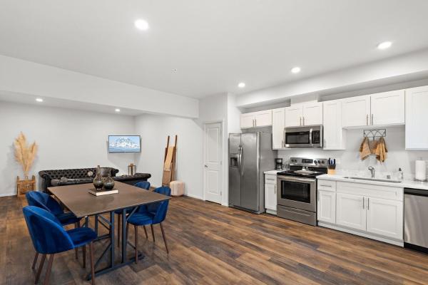 Modern Condo With City Views Walk To Tacoma Dome Reserved Parking - Puyallup, WA