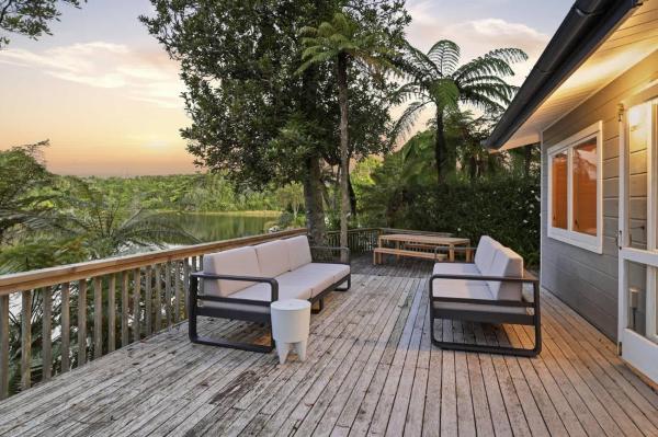 Okere Tree House - Lakefront With Own Jetty - Rotorua