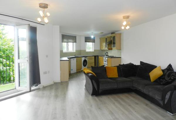 2-bed Apartment In Enfield With Balcony Close To Train Station Parking - Chingford
