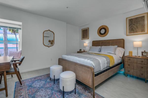 Promenade Studio With Free Parking! - Santa Monica, CA