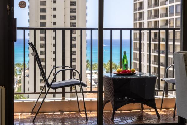17fl Waikiki Escape With Pool & Beach Access - Honolulu, HI