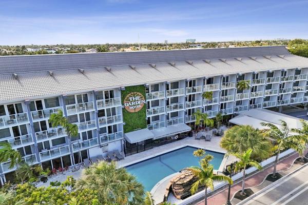Coastal Two Double Suite With Kitchenette Near The Beach - Fort Lauderdale, FL