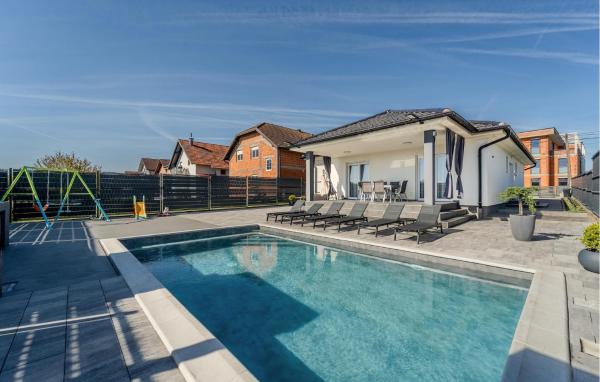 Beautiful Home In Zagreb - Dugo Selo