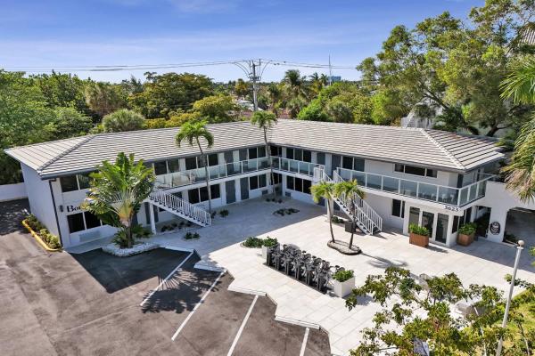 Relaxed King Suite Stay - Pompano Beach, FL