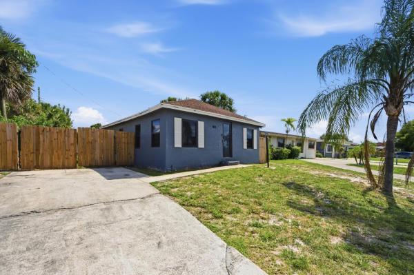 3 Bedrooms 1 Bathroom Entire Beach Side House - Riviera Beach