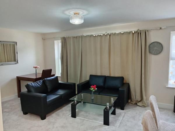2 Bedrooms Flat In Surrey - Woking