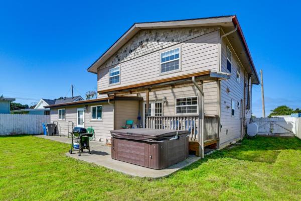 Crescent City Home W/ Hot Tub: Half-block To Beach - Crescent City, CA