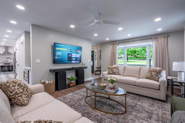 Family Home Near Lakepoint With Porch Swing - Cartersville, GA