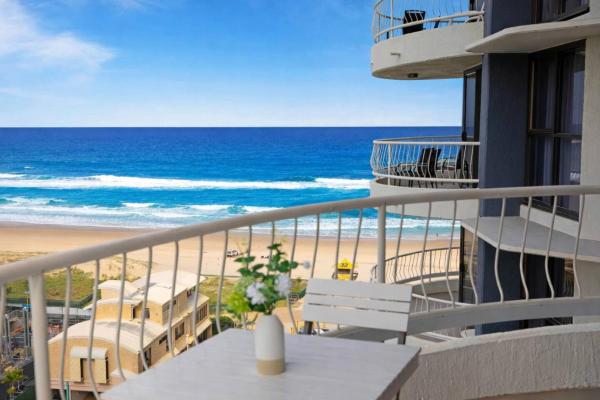 Beachside Oasis Sand Ocean River Mountain Views - Surfers Paradise