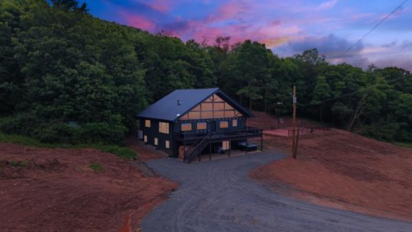 Hemlock Hollow Lodge - Sleeps 20 - Family Friendly - Huntingdon County