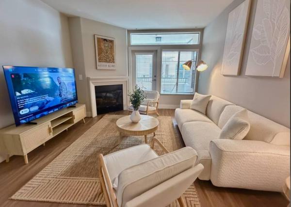 Resort-style - West Hollywood - Spacious 2br - 3 Beds - Spa & Parking - Los Angeles, CA