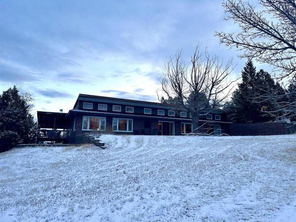 Charming, Spacious, Contemporary Mountain Retreat - Butte, MT