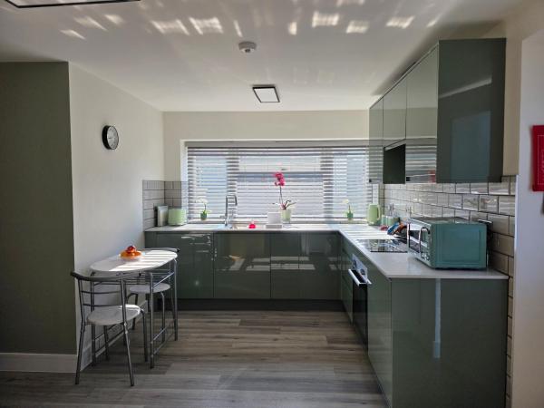 Modern Converted Garage In Private Garden Setting In Kingswood - Brístol