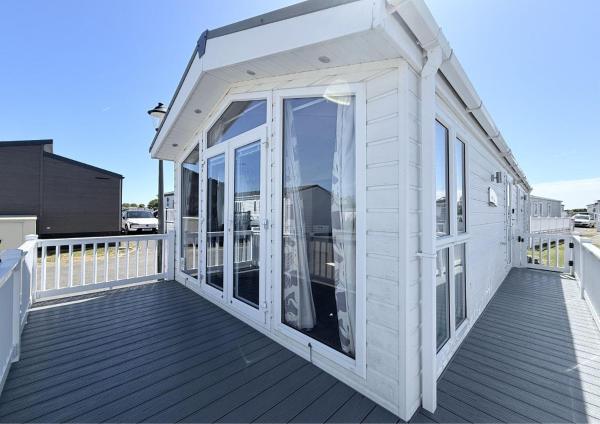 Lovely Caravan With Decking At Oaklands Holiday Park In Essex Ref 39022jw - 