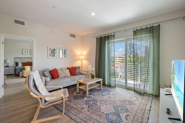 New Modern Condo Free Parking & High Speed Wifi - Hollywood, FL