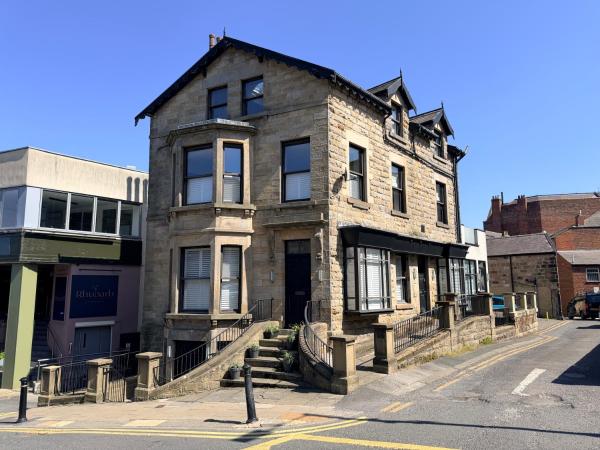 Hill House Luxury Central 2-bedroom Apartment With Balcony & Free Parking, 2 X King Sized Beds - Knaresborough