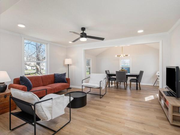 Charming 3bd 2br Dog Friendly - Overland Park, KS