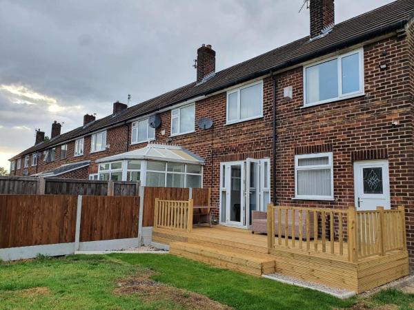 Free Parking - Spacious 3bed Home - 5 Mins Walk To Clifton Station With Spacious Garden - Bolton