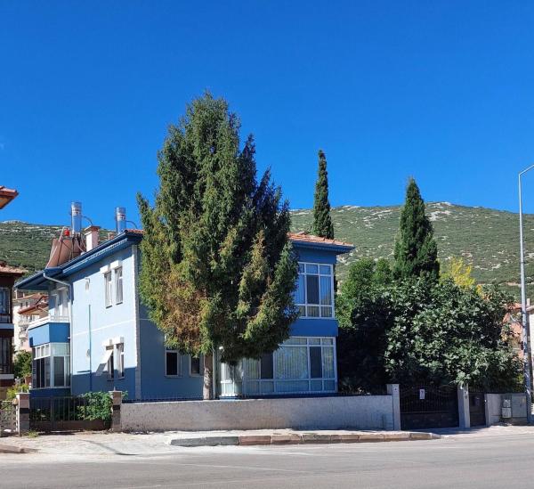 Tranquil 3-bedroom House In Eirdir With Stunning Views - Afyonkarahisar