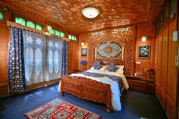 Lily Houseboat - Srinagar