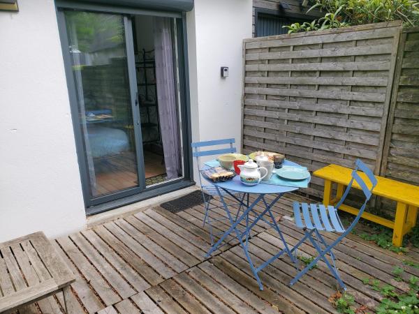 Suite Indépendante Avec Coin Repas, Et Terrasse - Theix
