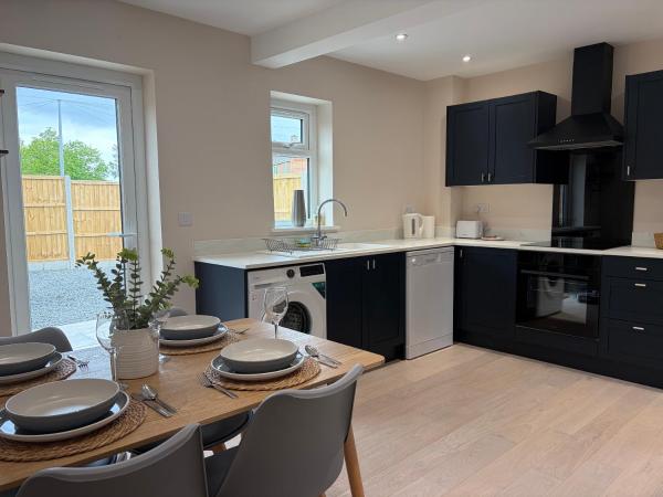 Newly Refurbished - Corby Short Stays And Contractors - Sleeps 5 Free Private Parking - Corby
