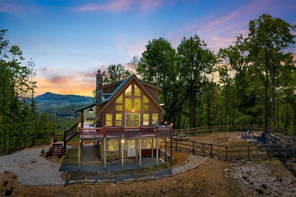 Charming Cabin With Incredible Mountain Views - United States