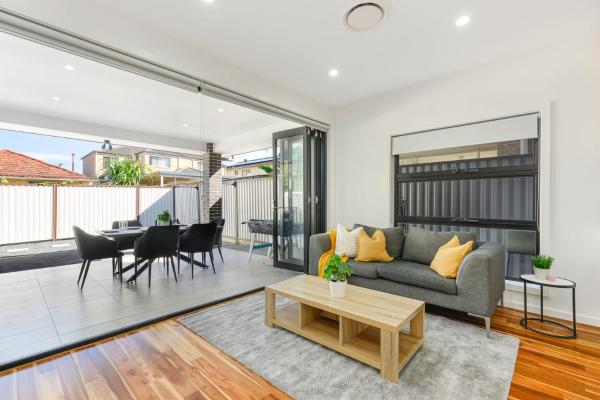 Spacious 5br Duplex In Heart Of Canley Heights - Fairfield
