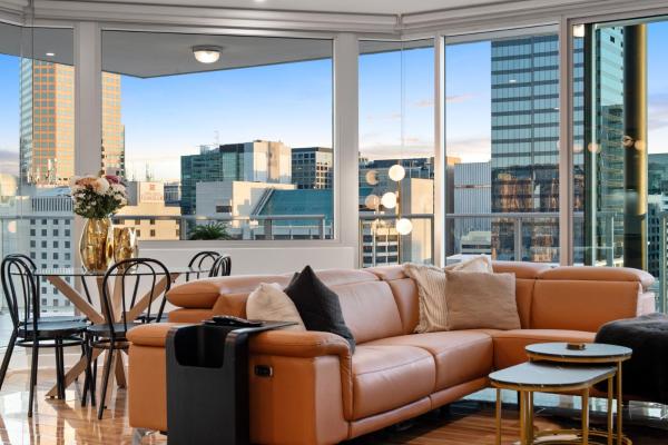 Luxe 3br Penthouse North Terrace Cbd, Parking & City Views - Adelaide