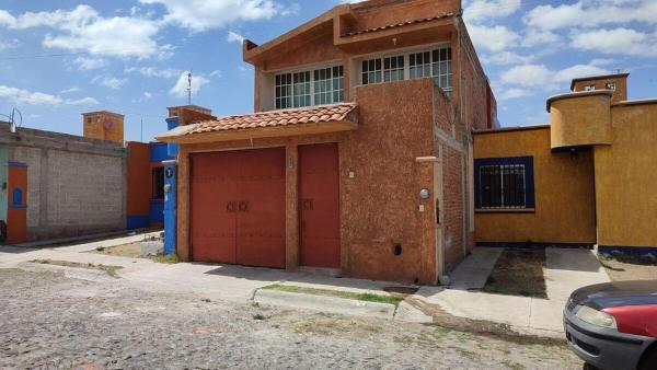 Casa Amplia Con 4 Recamaras Y 3 Baños Completos - San Juan del Río