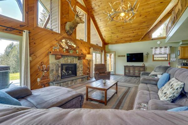 3-acre Benezette Cabin: Hot Tub, Grill & Mtn View - Pennsylvania
