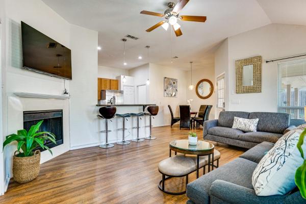 Modern Home Near Dfw: Work, Play + Relax! - Midlothian, TX